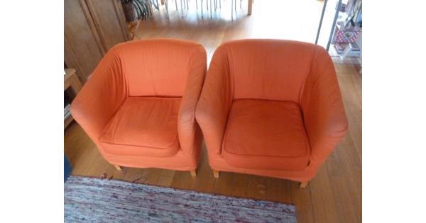 BLAUWE TWEE-ZITS-BANK & 2 GELE FRISSE KUIPSTOELEN in Tilburg - Huis en ...