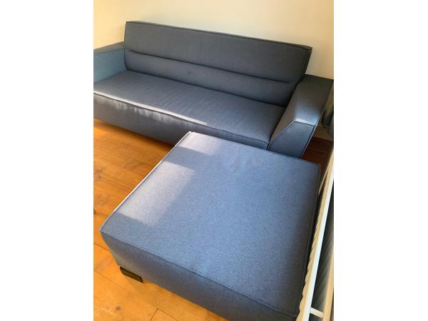 Donkerblauwe bank met poef/voetenbank/hocker in 's-Gravenhage - Huis en ...