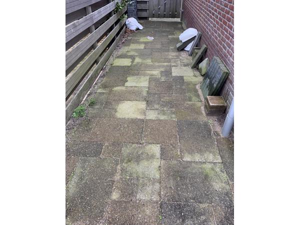 Groot oppervlakte aan verschillend formaat tuintegels in Beverwijk ...