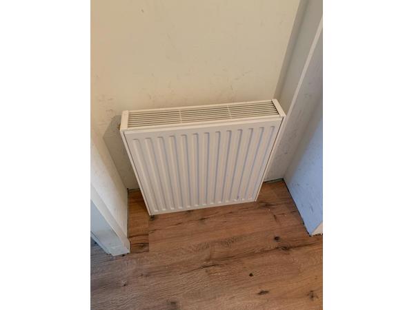 Radiator 56 cm breed, 9,5 cm diep, 60,5 cm hoog, inclusief ...