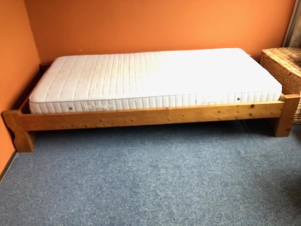 Grenen bed, 1,95 bij 90 breed. in Krimpen aan den IJssel - Huis en ...