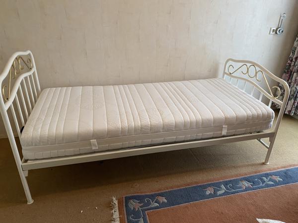 Solide bed met spiraalbodem en nieuw matras in Amsterdam - Huis en ...