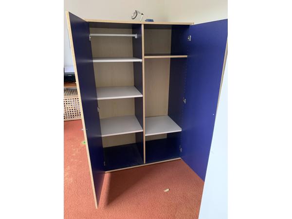 Wie kent hem niet? Een echte IKEA Billy kast . Helemaal compleet en ...