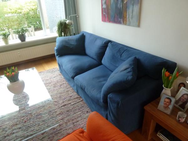 BLAUWE TWEE-ZITS-BANK & 2 GELE FRISSE KUIPSTOELEN in Tilburg - Huis en ...